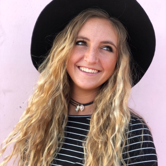 Mickenzie's Closet (@mickenziehowe17) | Poshmark